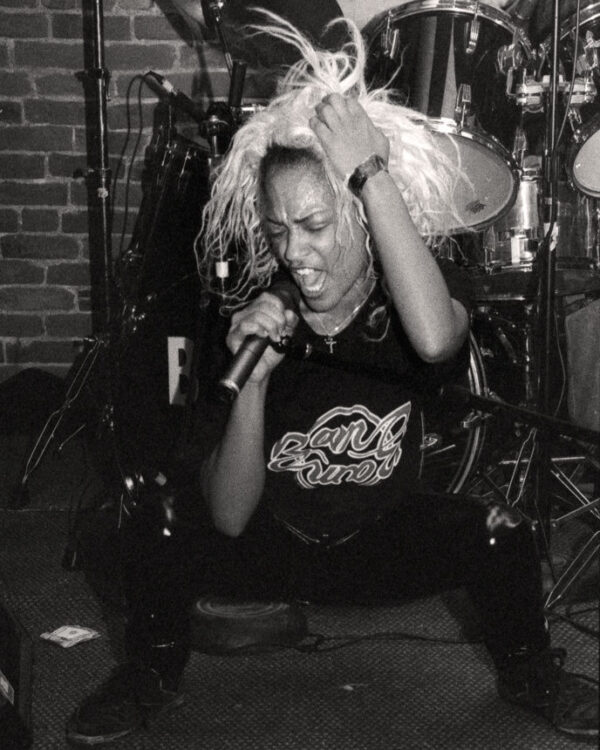 Tina Bell: uma mulher negra ajudou a fundar o grunge – Sopa Alternativa