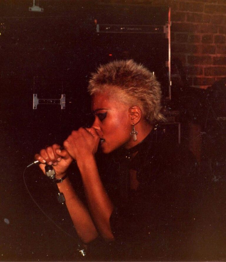 Tina Bell: uma mulher negra ajudou a fundar o grunge — Sopa Alternativa